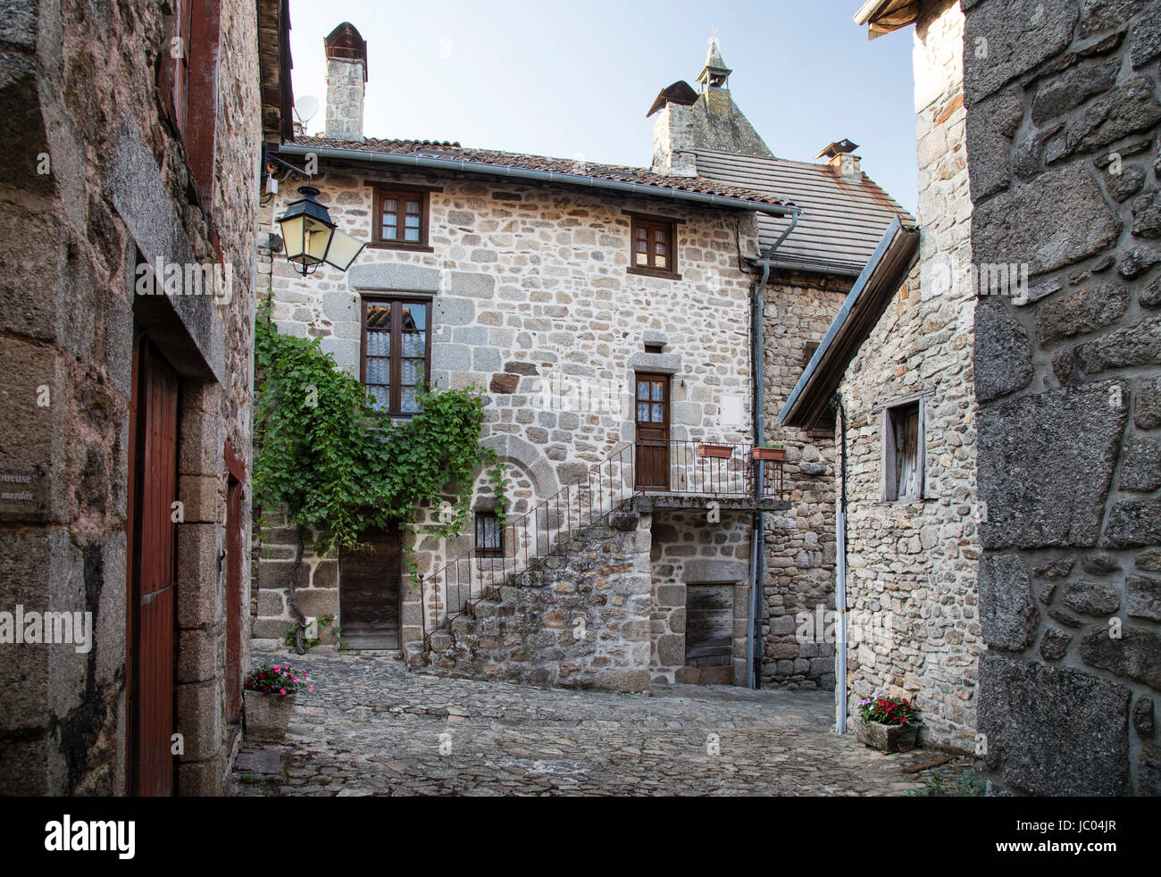 France, Cantal (15), Marcolès, intérieur du village médiéval // France ...
