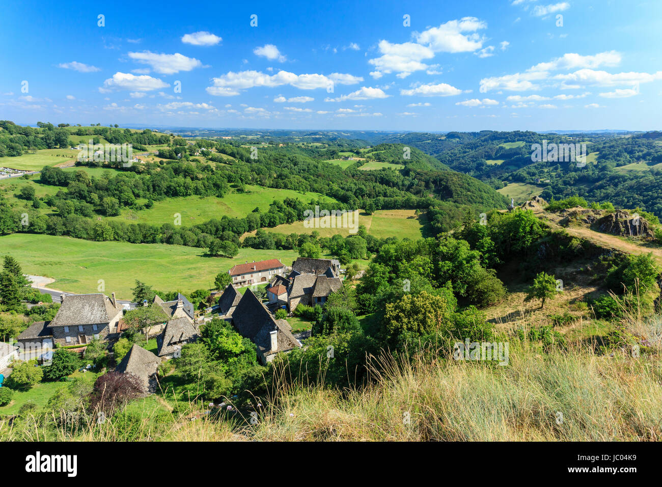 France, Cantal (15), Carlat, vue sur le village depuis le haut du ...