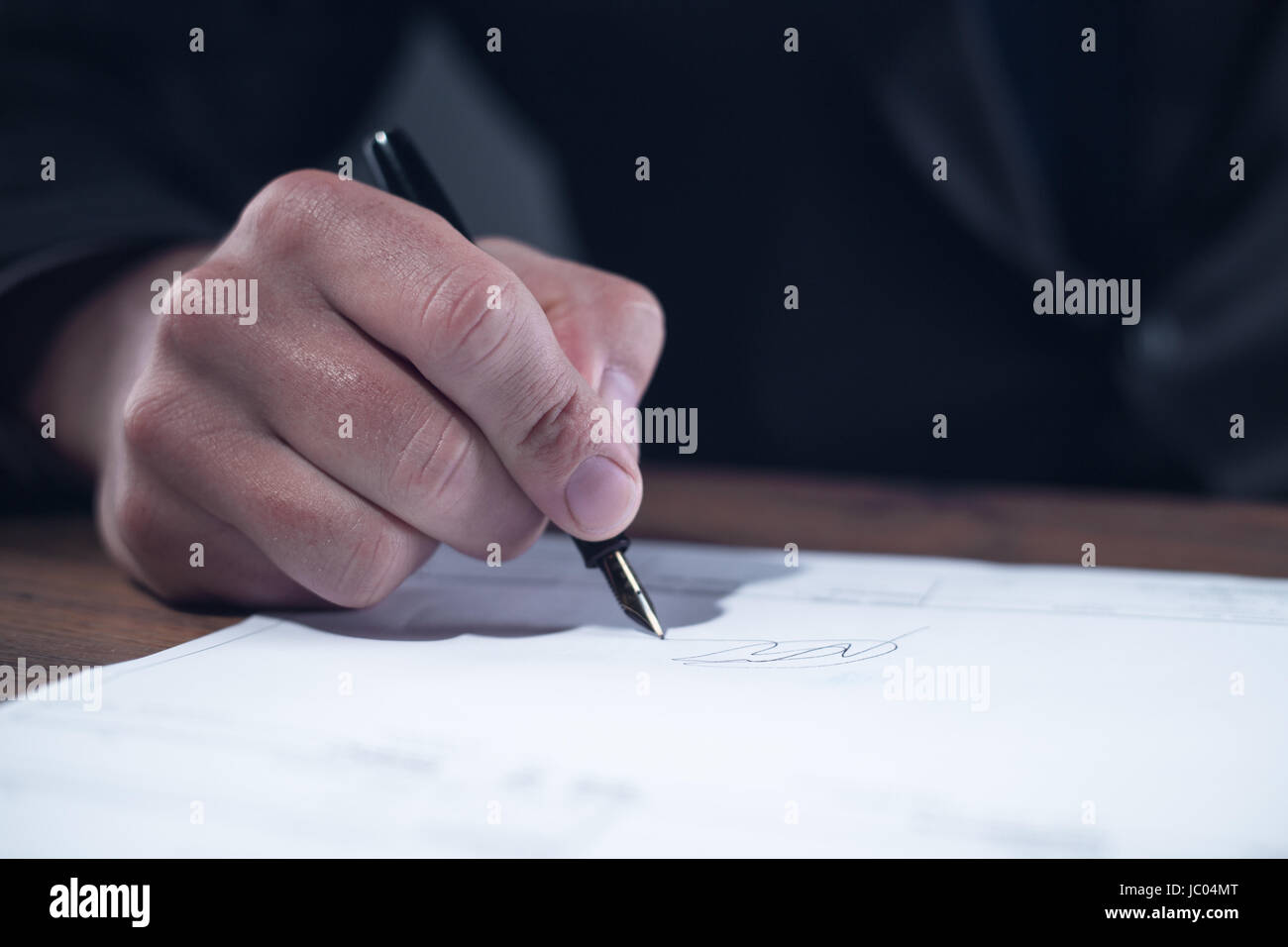 Hand signing a contract hi-res stock photography and images - Alamy