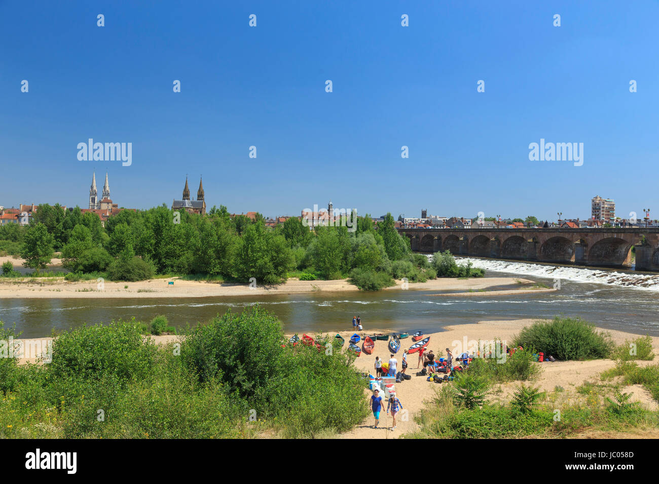 France, Allier (03), Moulins, la ville, l'Allier en été et le pont ...