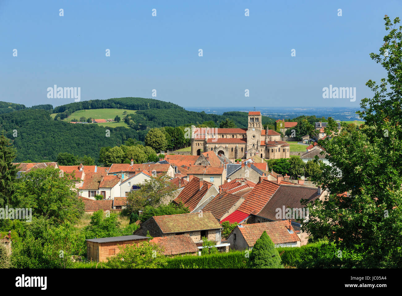 France, Allier (03), Châtel-Montagne, le village et l'église Notre-Dame ...