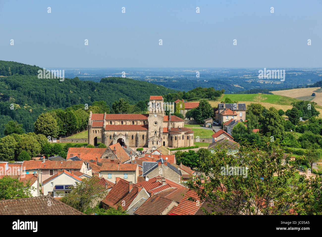 France, Allier (03), Châtel-Montagne, le village et l'église Notre-Dame ...