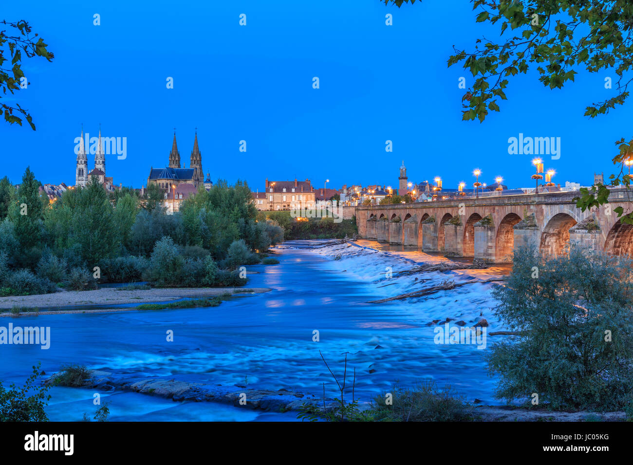 France, Allier (03), Moulins, la ville le soir vu depuis la rive gauche ...