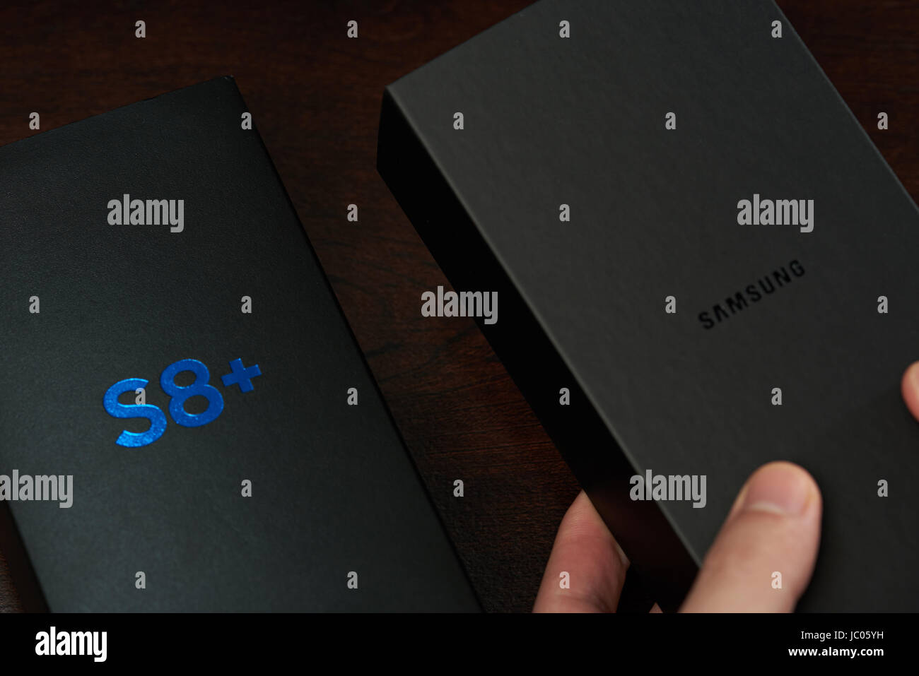 Unpacking screen hi-res stock photography and images - Alamy