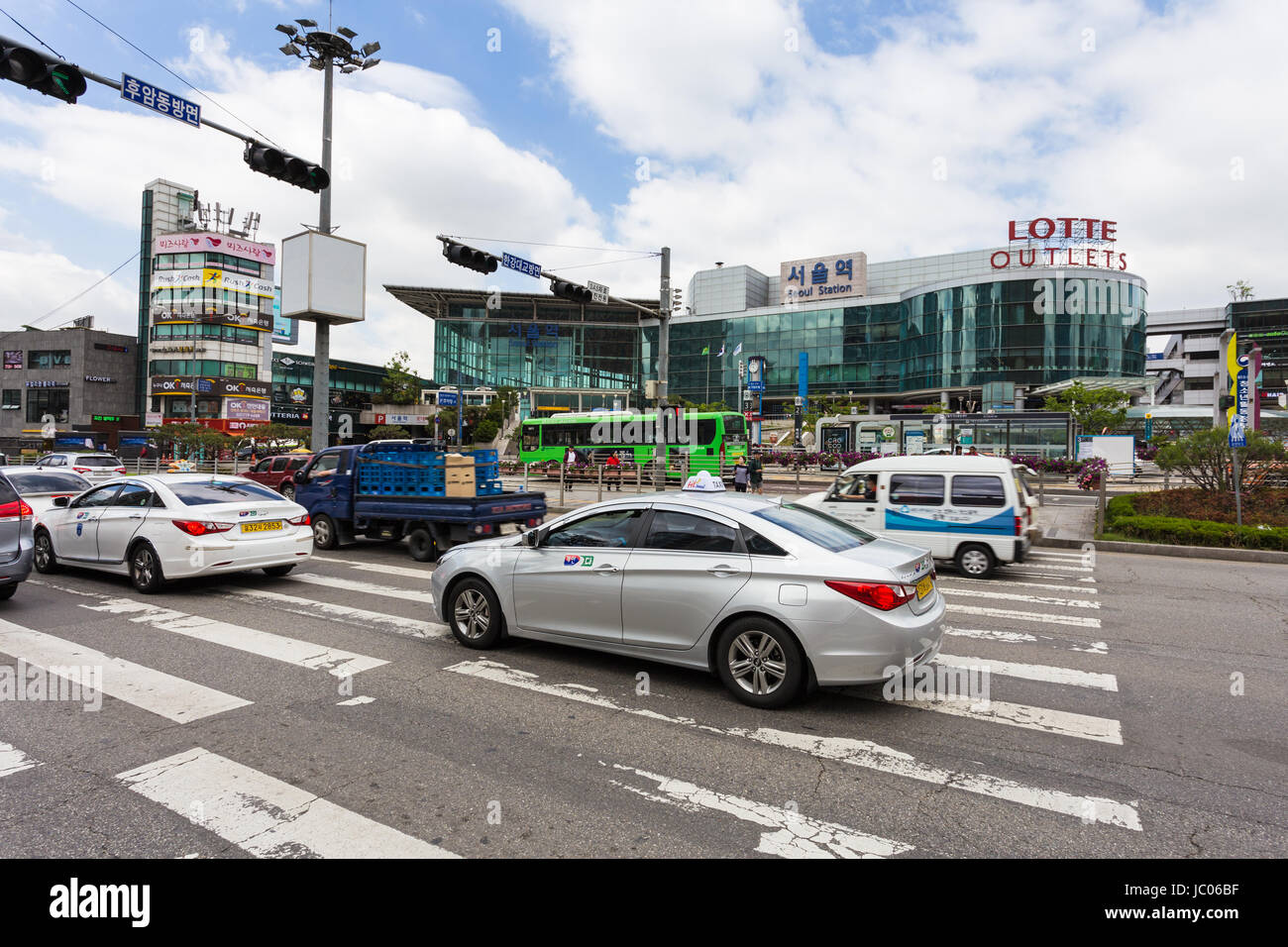 Korea seoul traffic sunny hi-res stock photography and images - Alamy