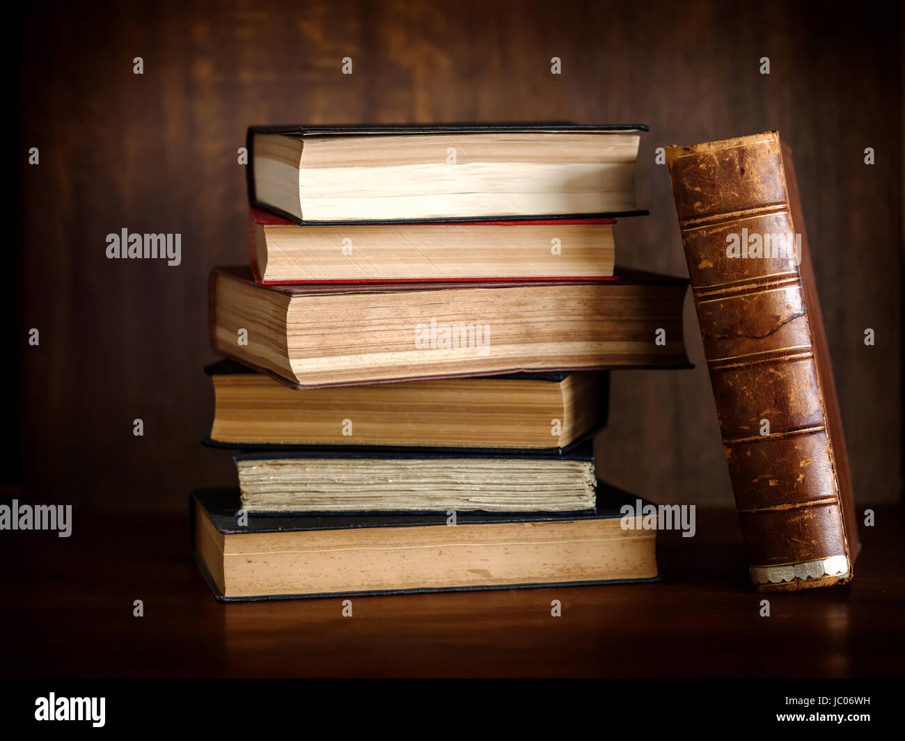 Law books shelf hi-res stock photography and images - Alamy