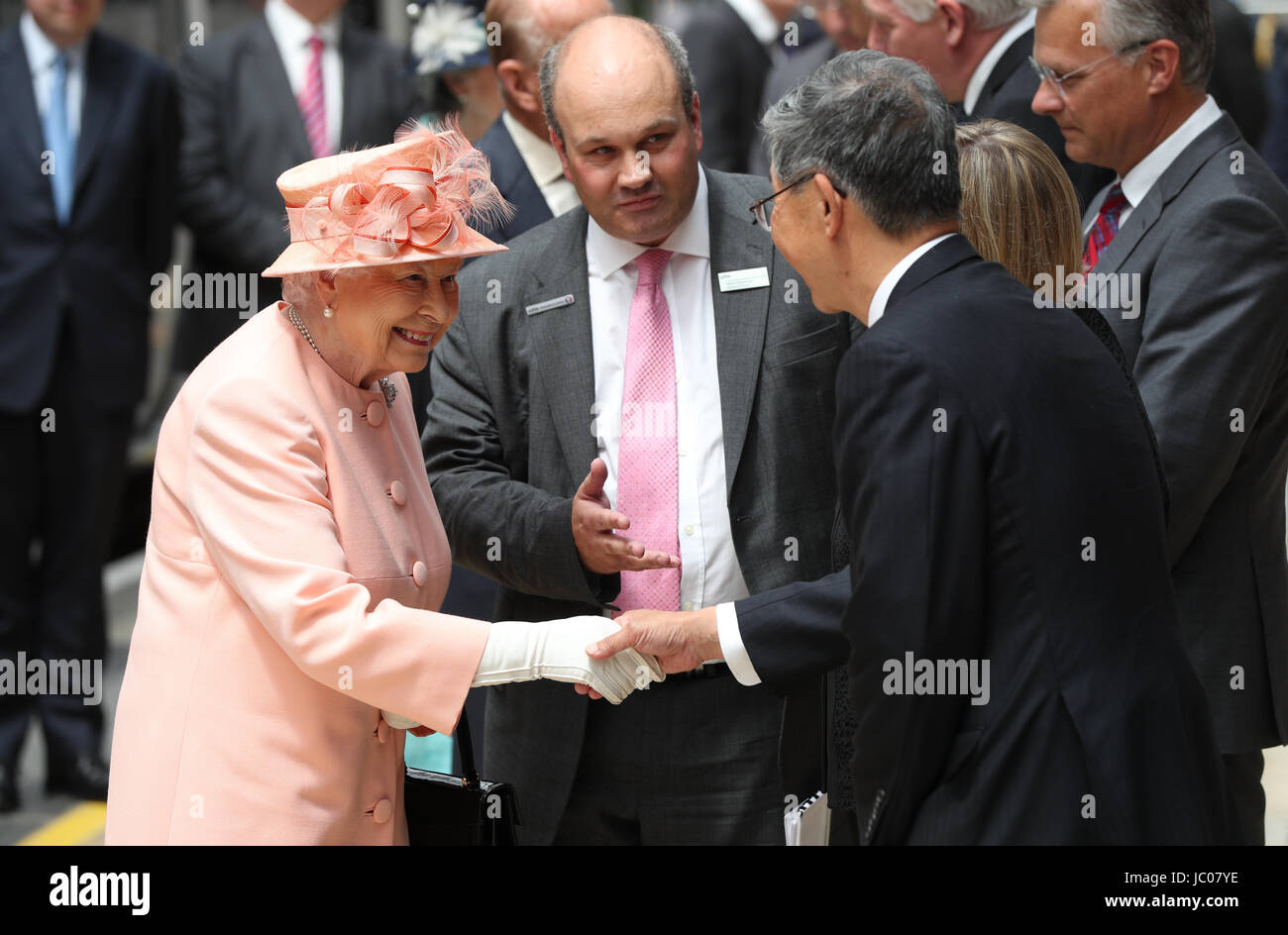 Queen elizabeth ii arrives train hi-res stock photography and images ...