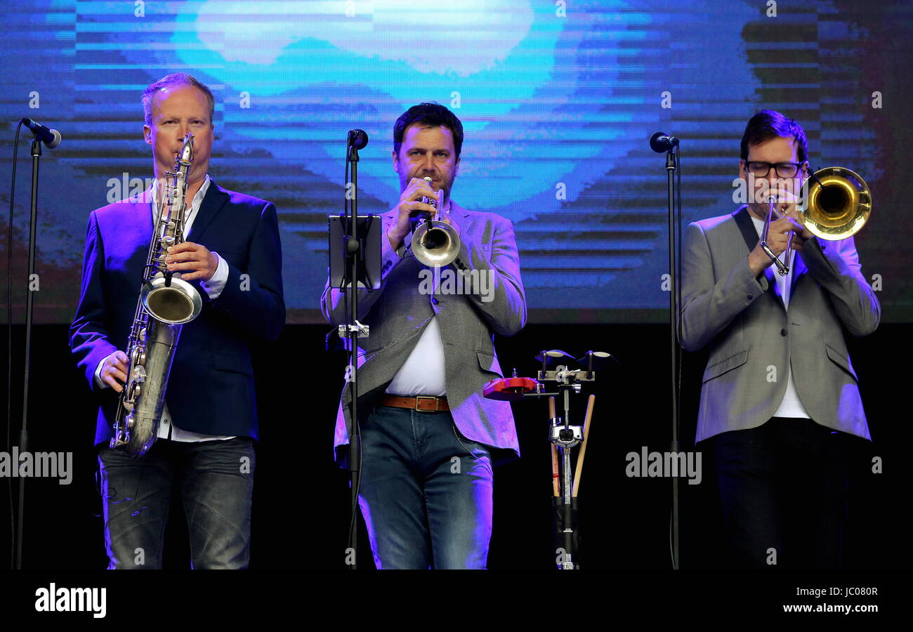 Level 42 band hi-res stock photography and images - Alamy