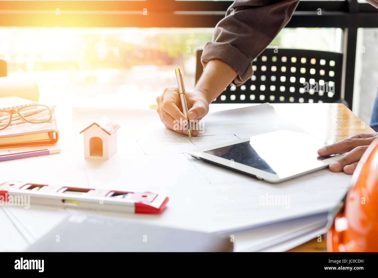 Engineers working together hi-res stock photography and images - Alamy