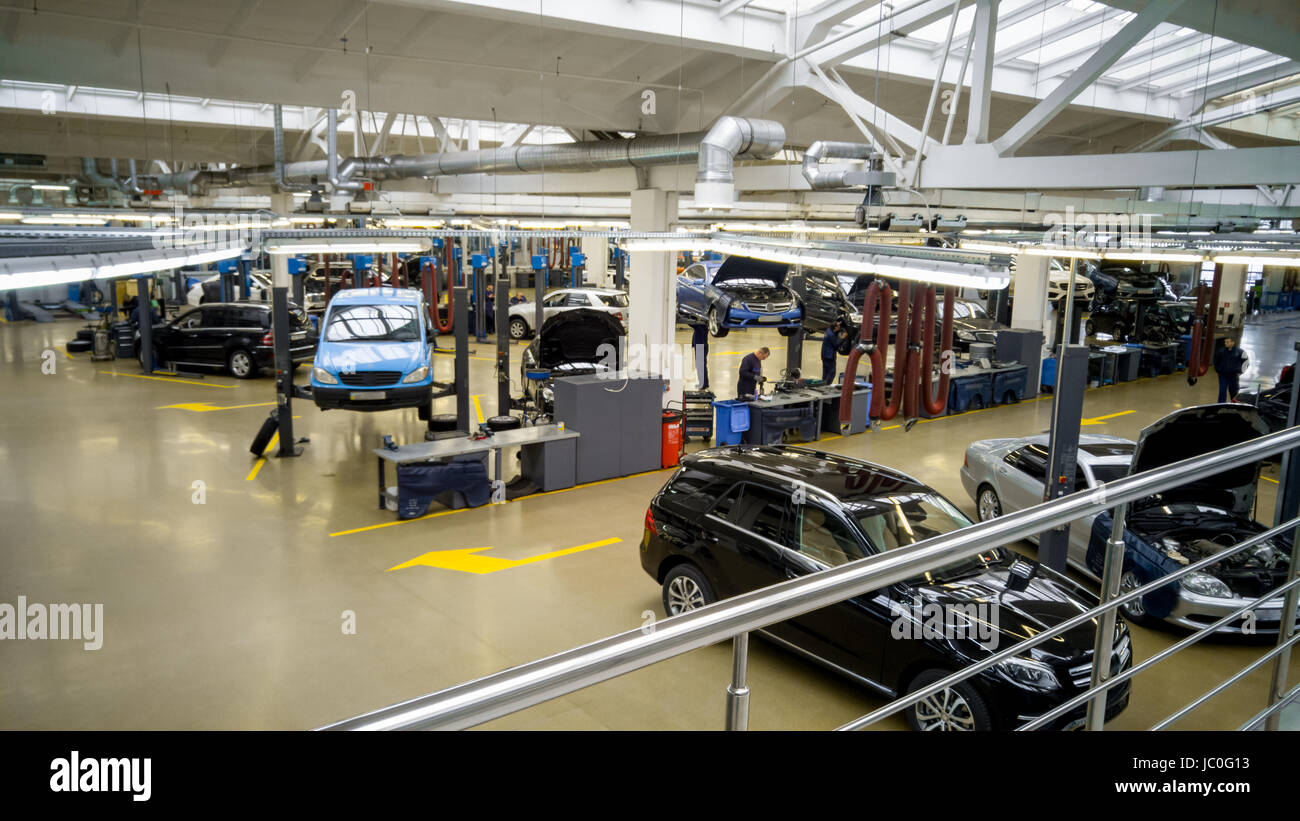 Interior of modern professional car repair station Stock Photo - Alamy