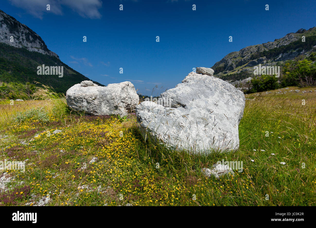 Two big rocks hi-res stock photography and images - Alamy