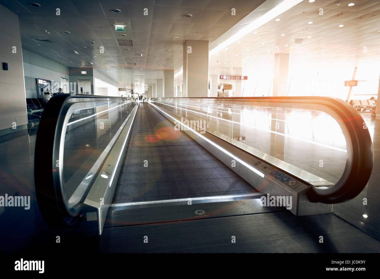 Long horizontal escalator airport terminal hi-res stock photography and ...
