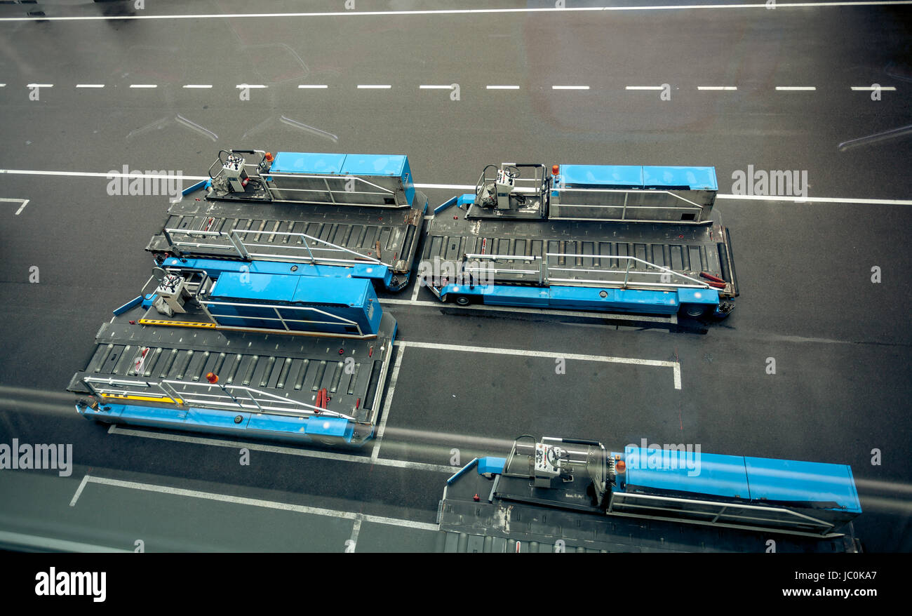 Ground crew vehicles hi-res stock photography and images - Alamy