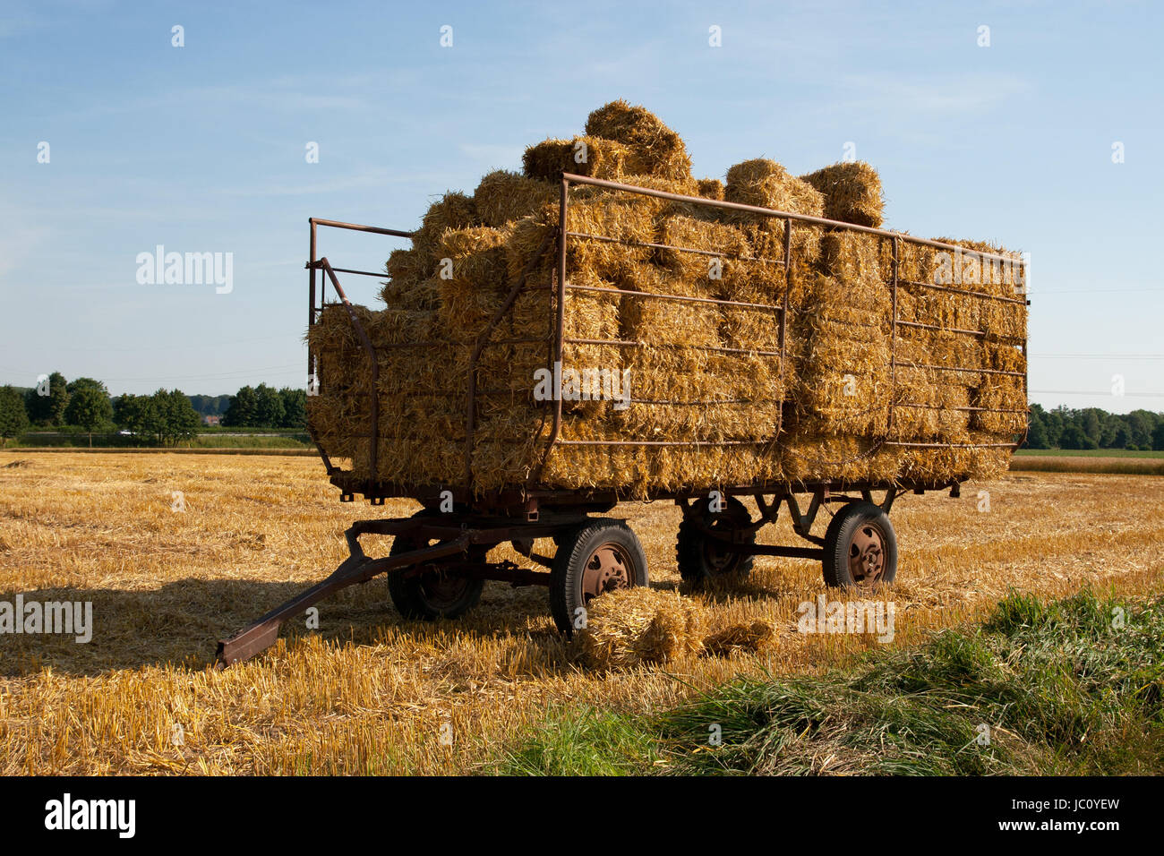 Strohwagen hi-res stock photography and images - Alamy