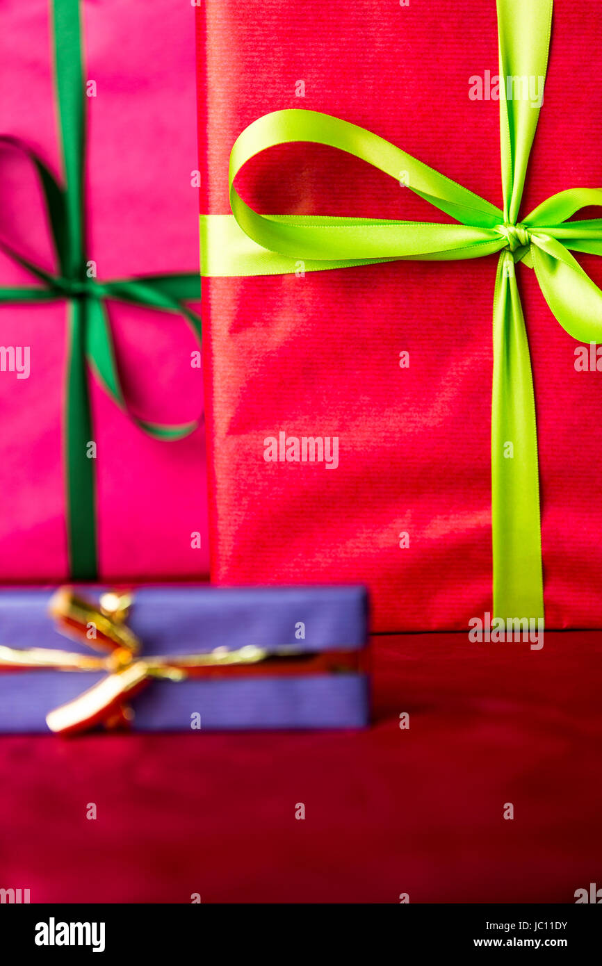 Gold Ribbon Bow Around Box High Resolution Stock Photography and Images ...