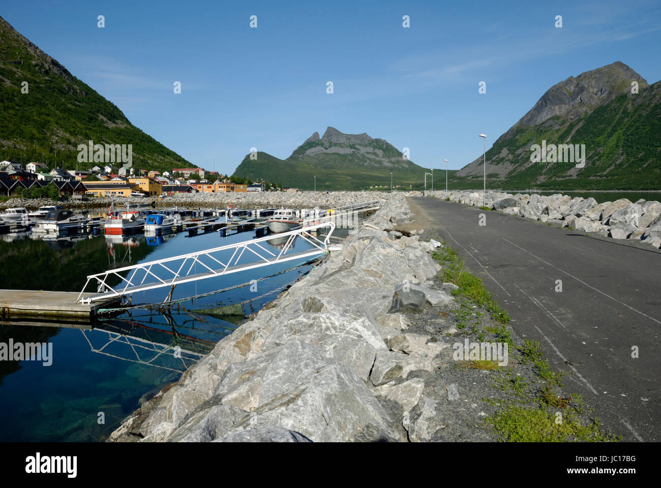 Mole an der Marina in Gryllefjord, Senja, Troms, Norwegen Stock Photo ...