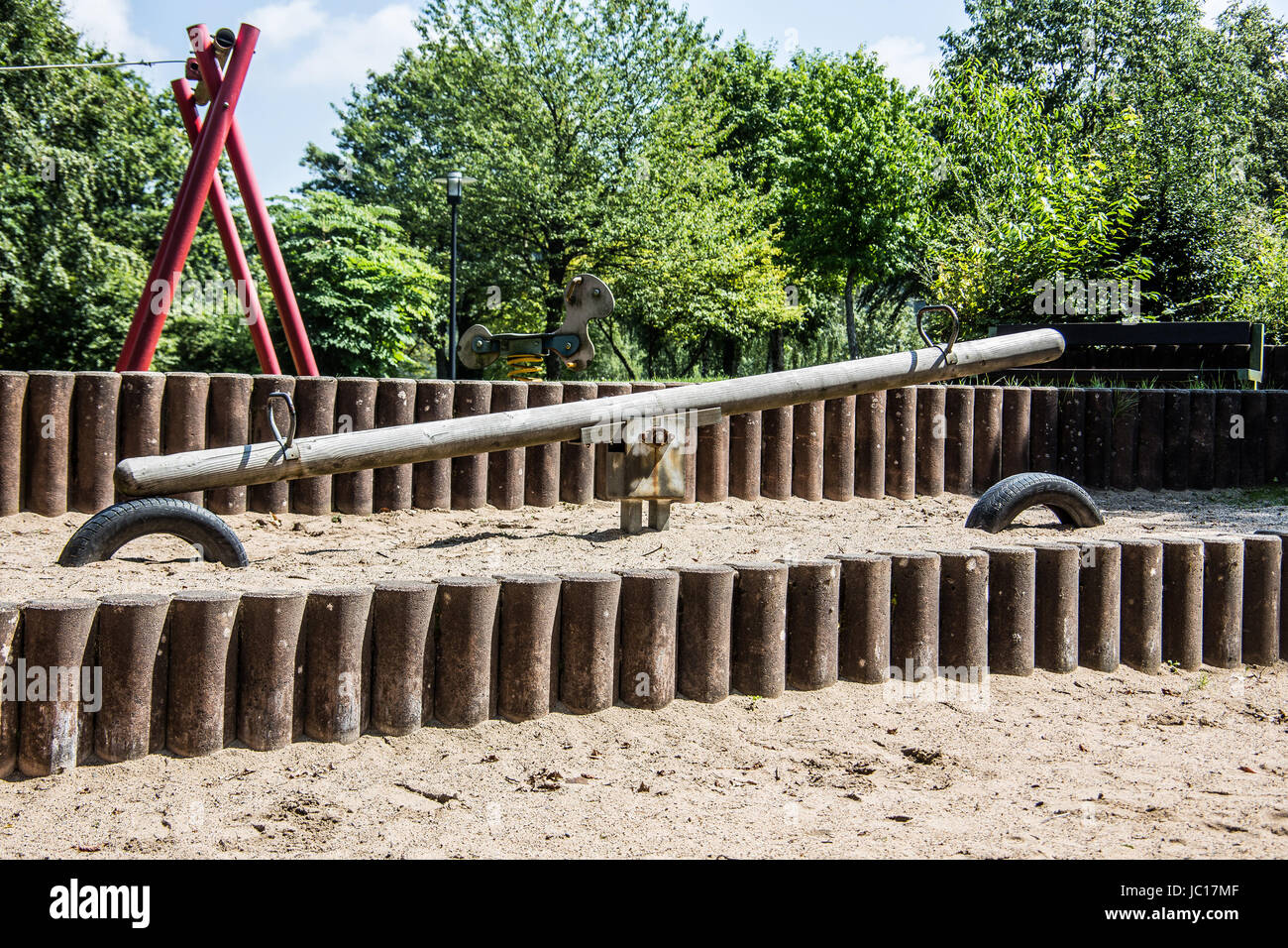 Spielplatz mit Wippe und Seilbahn Stock Photo - Alamy
