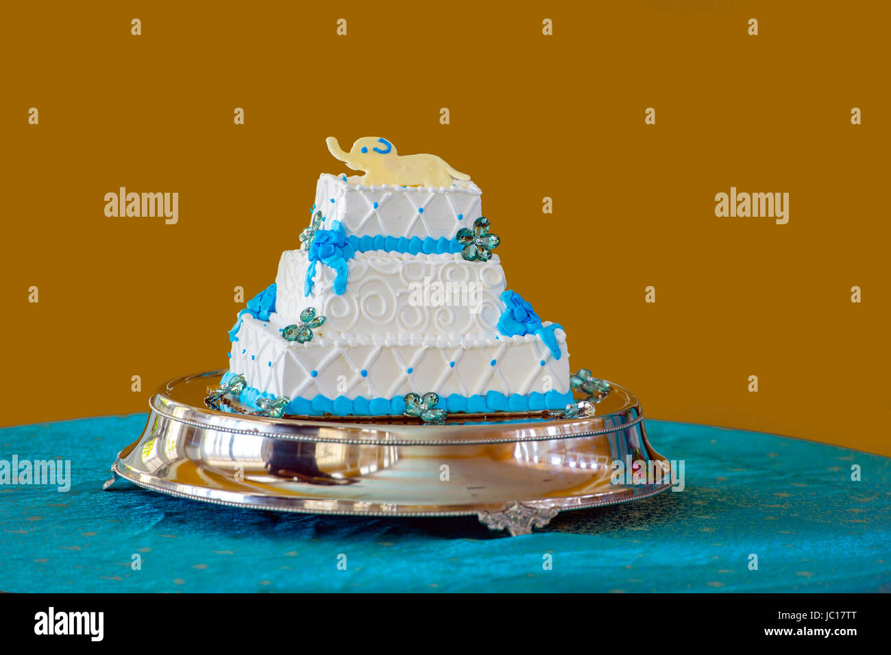 Freshly baked cake ready to be cut Stock Photo - Alamy