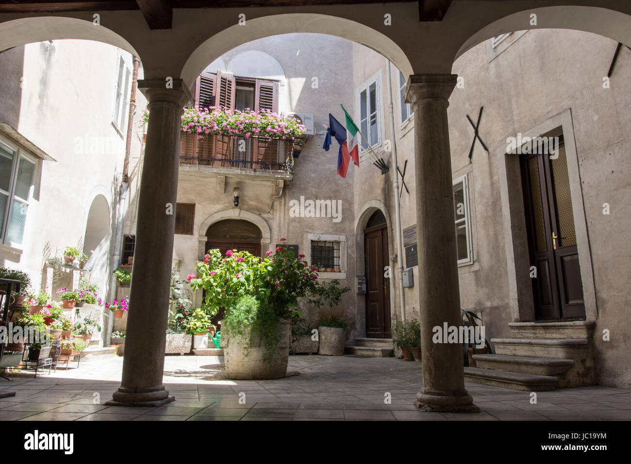 Old courtyard hi-res stock photography and images - Alamy