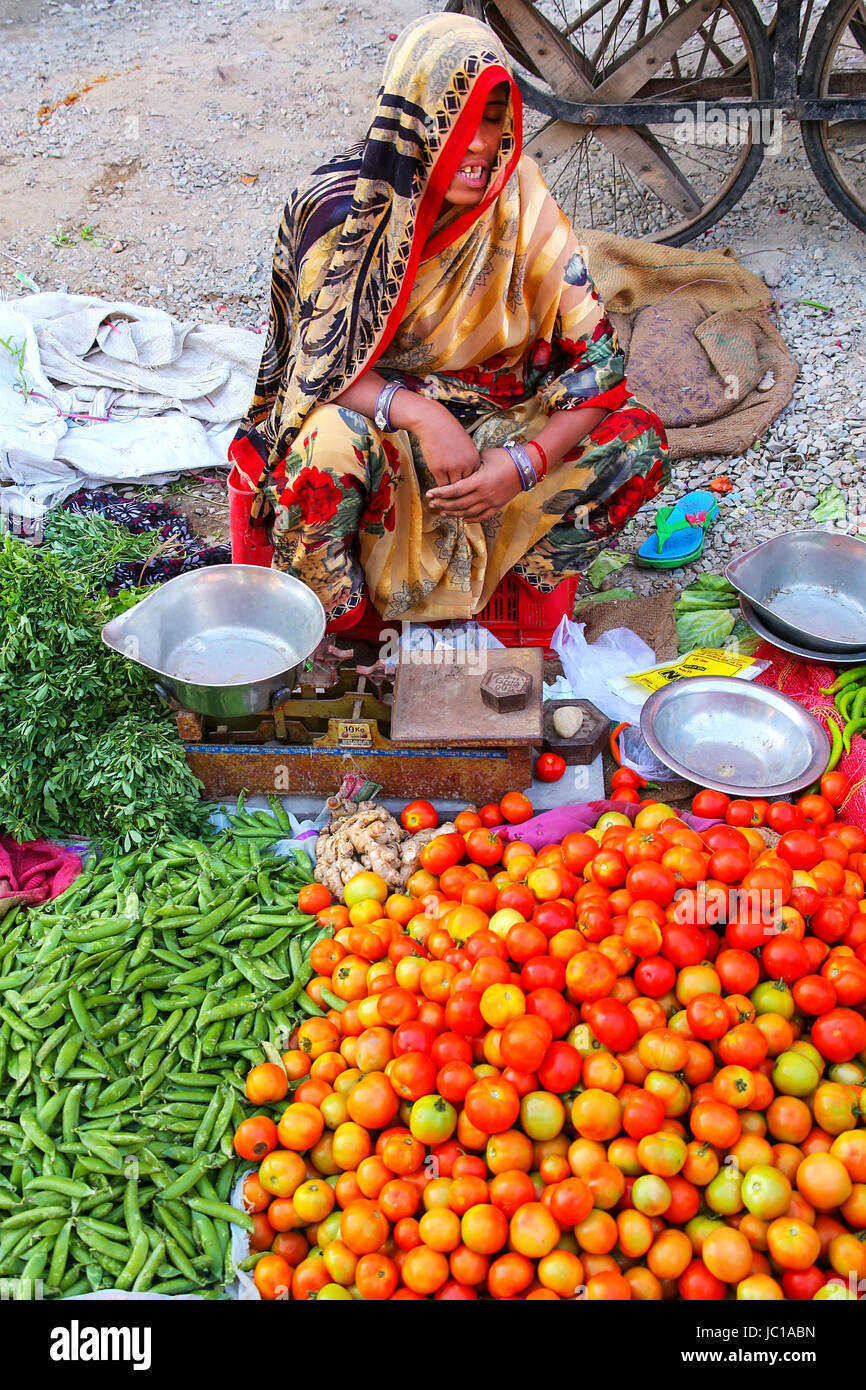 Indian woman vegetable market hi-res stock photography and images - Alamy