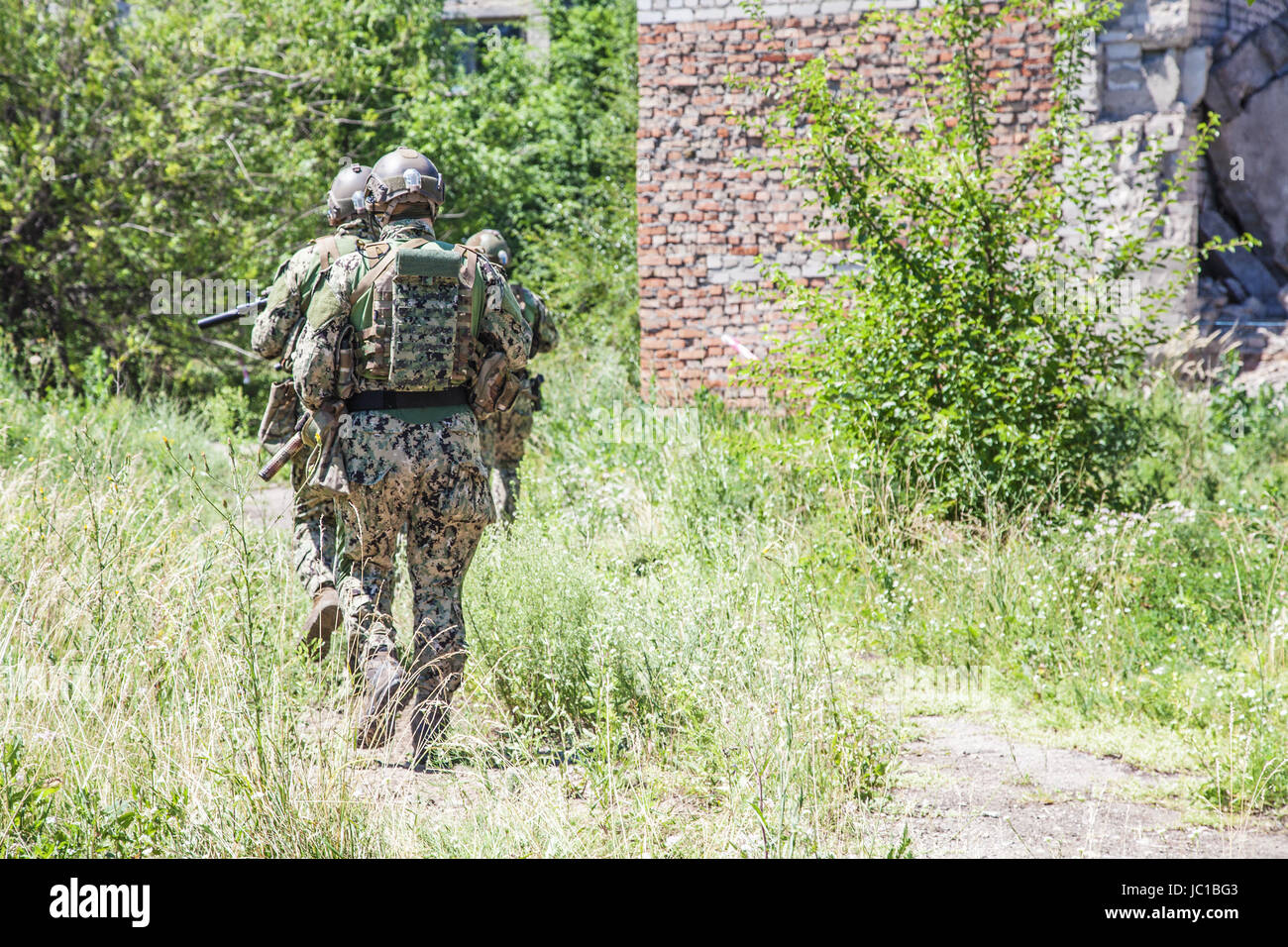 Squad of soldiers during the military operation Stock Photo - Alamy