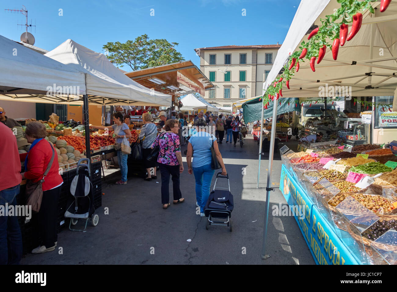 Street food booths hi-res stock photography and images - Alamy