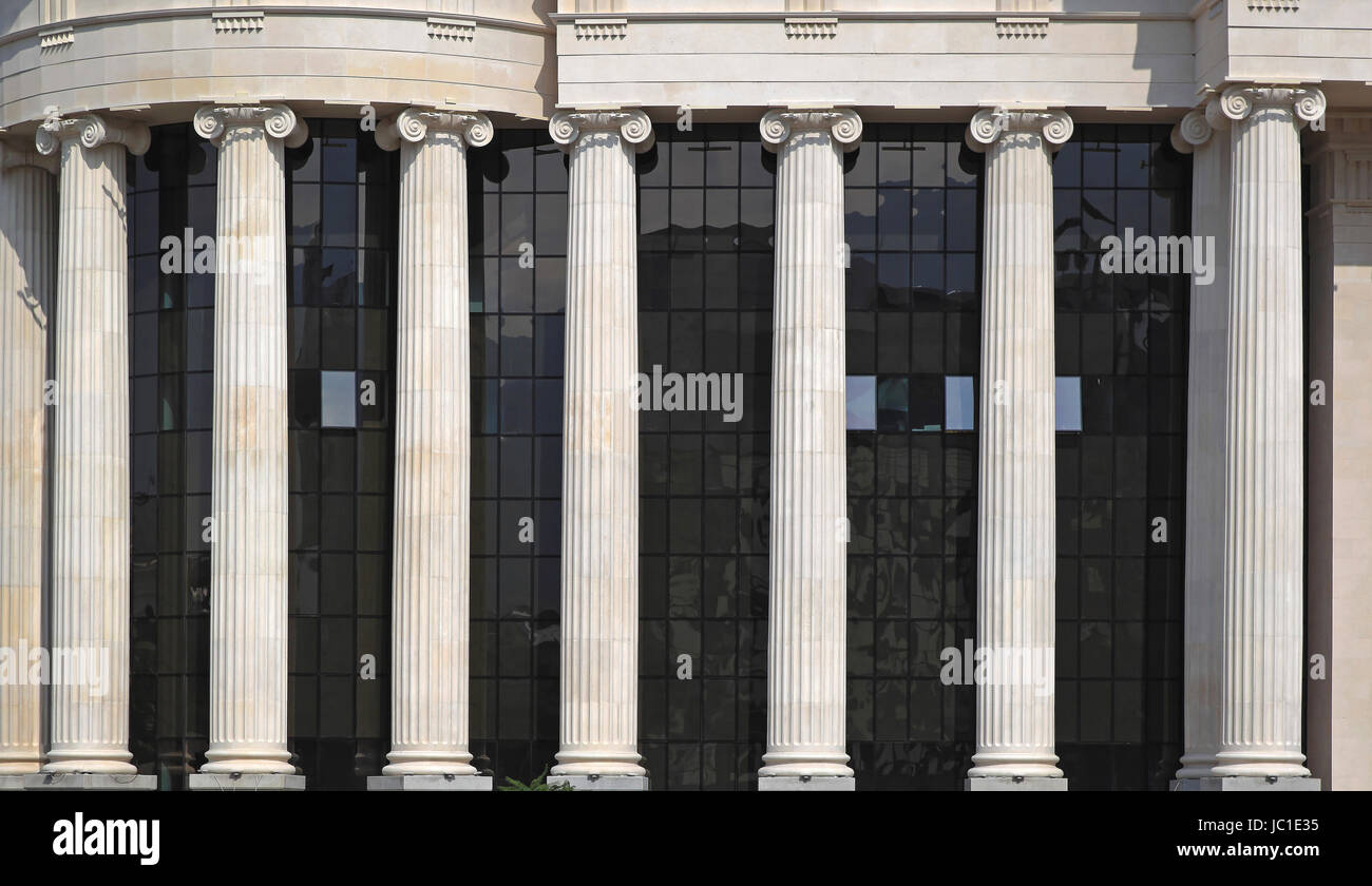 White marble columns hi-res stock photography and images - Alamy