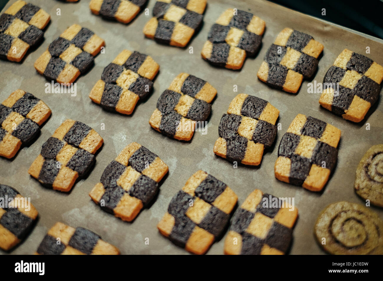 Detail chocolate cookies on rack hi-res stock photography and images ...