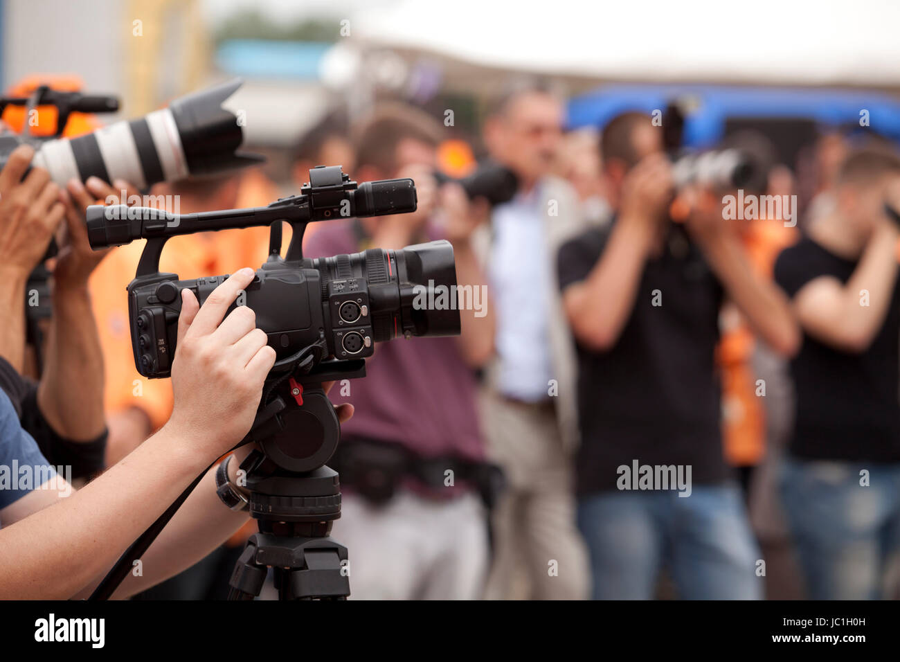 journalist video camera Stock Photo - Alamy