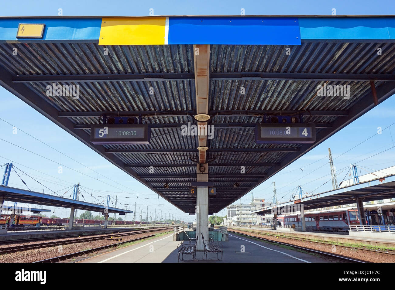 Railway station platform Stock Photo - Alamy