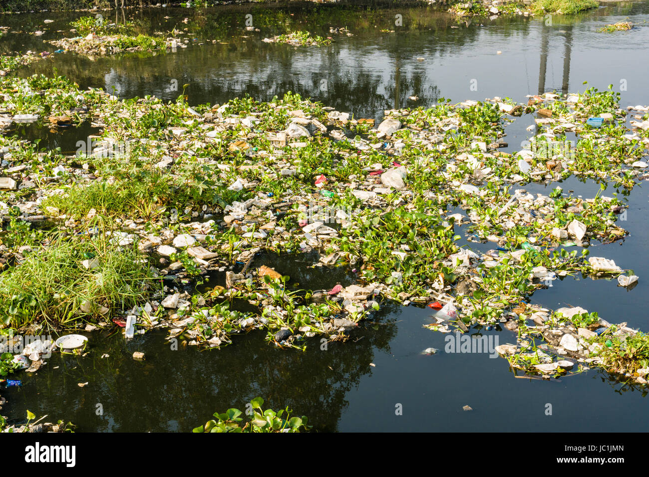 Floating garbage hi-res stock photography and images - Alamy