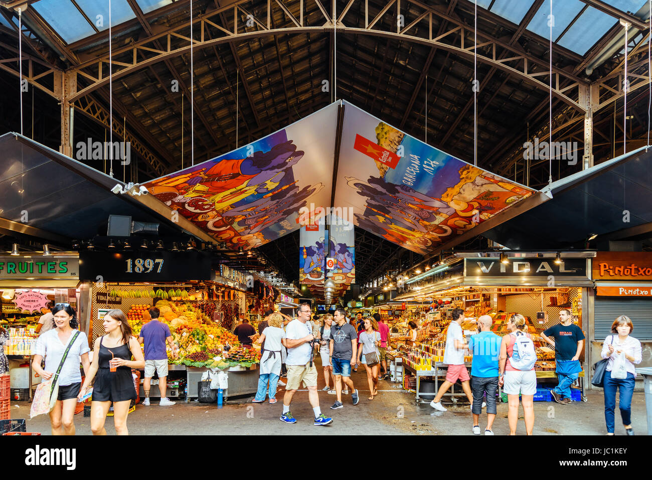 BARCELONA, SPAIN - AUGUST 05, 2016: People In Barcelona Market (Mercat ...