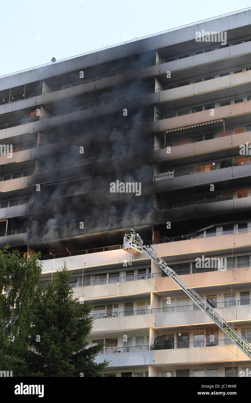 Firefighters extinguish a fire in an apartment block in Stutensee ...