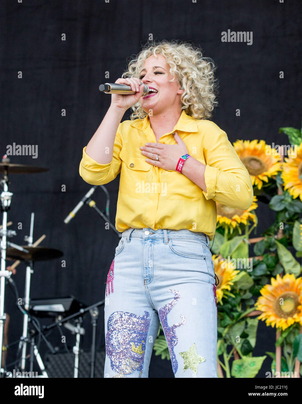 Manchester, Tennessee, USA. 11th June, 2017. Country singer CAM ...