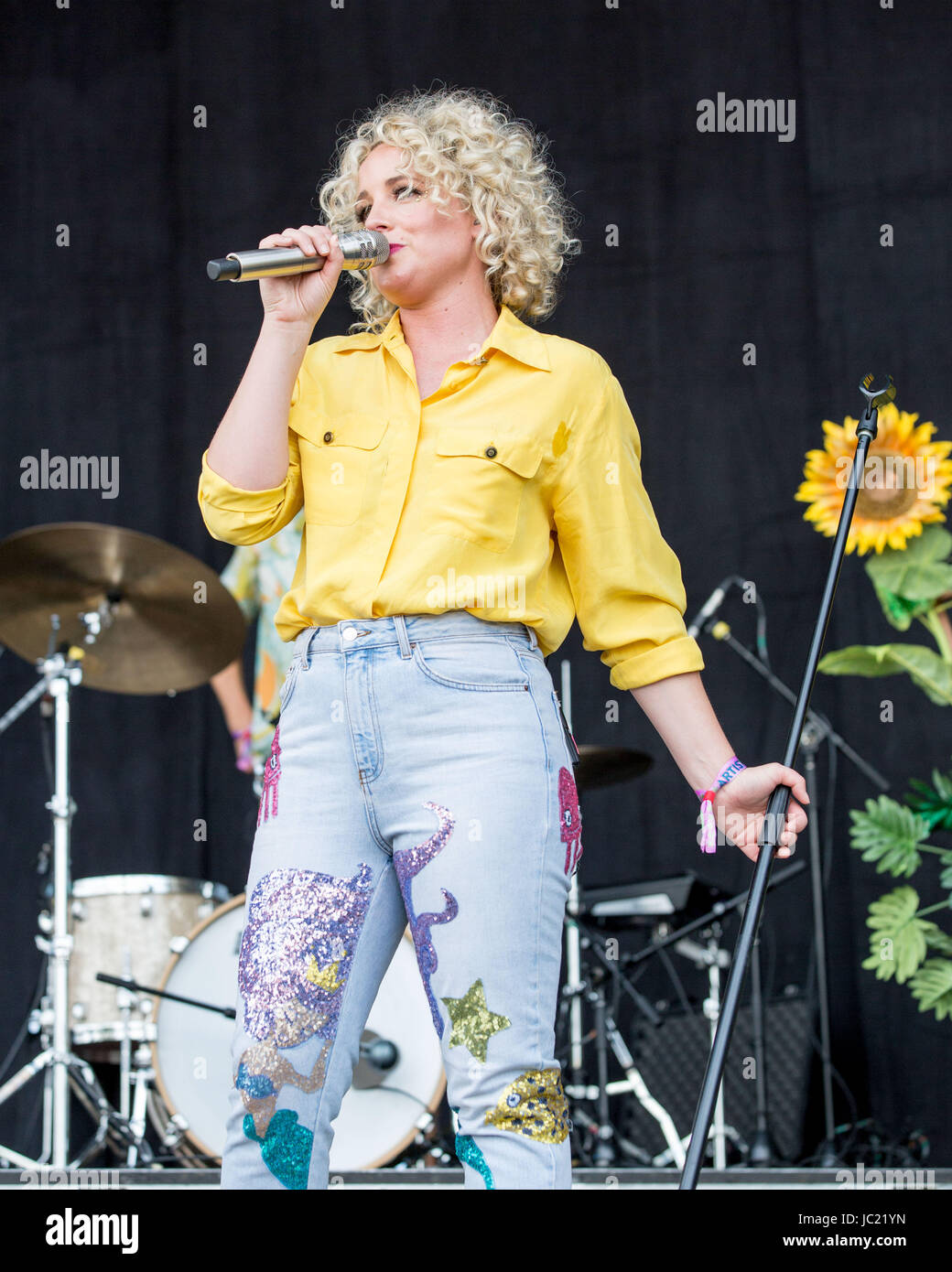Country singer cam hi-res stock photography and images - Alamy