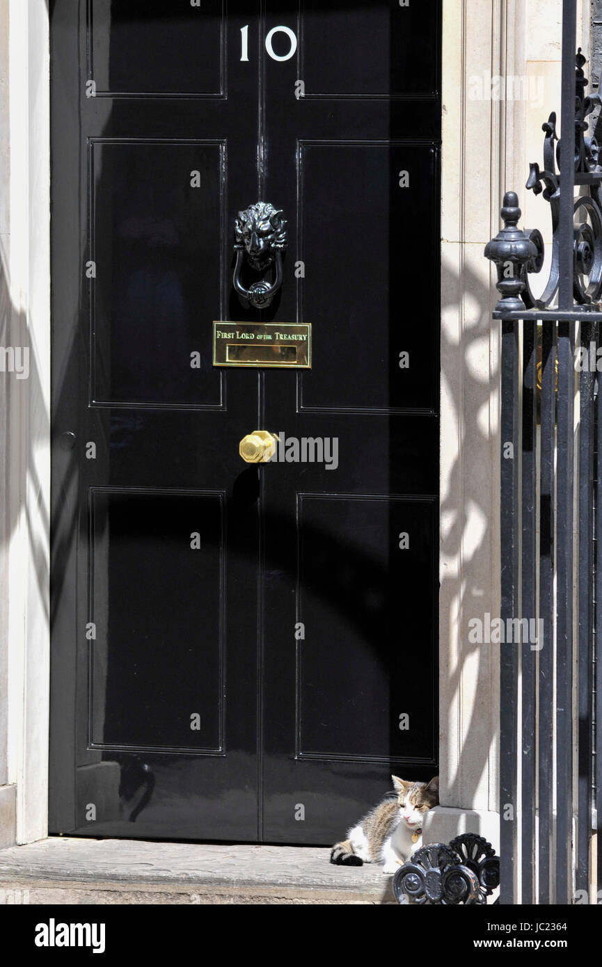 Are seen outside 10 downing street hi-res stock photography and images ...