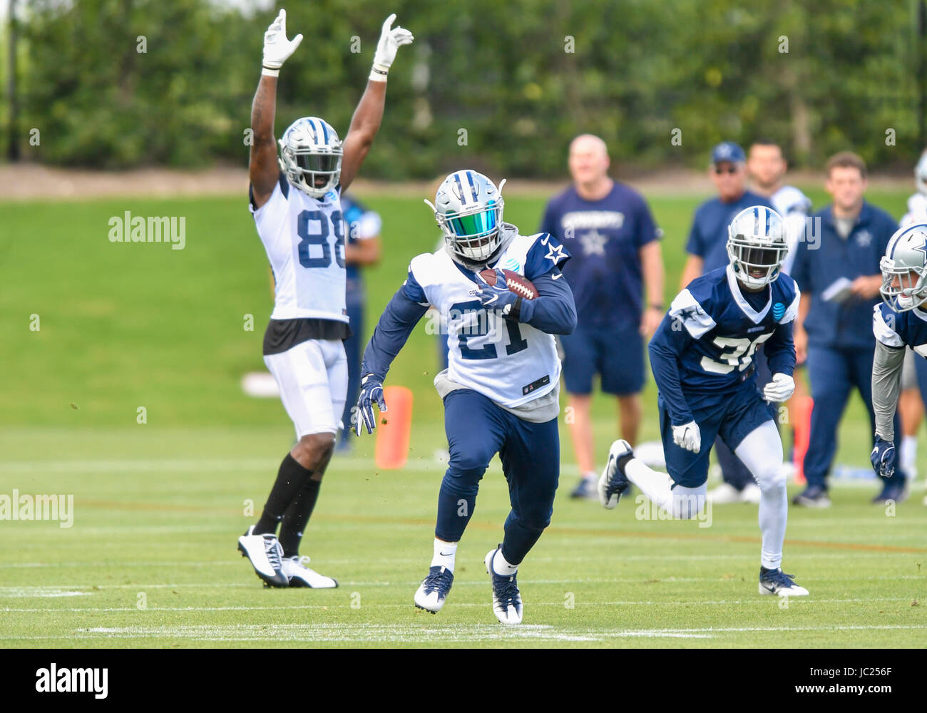June 13, 2017: Dallas Cowboys running back Ezekiel Elliott #21 breaks ...