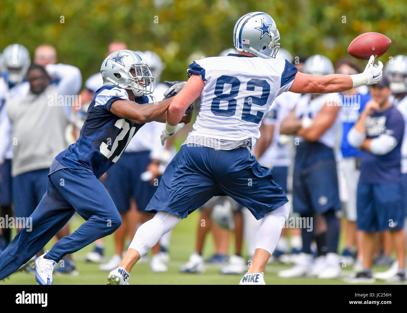 June 13, 2017: Dallas Cowboys tight end Jason Witten #82 reaches for a ...