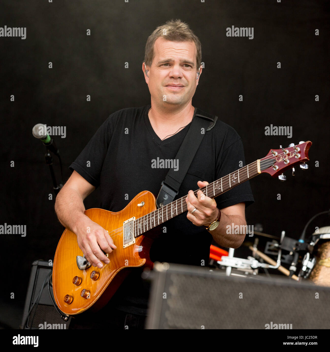 Manchester, Tennessee, USA. 11th June, 2017. BRENDAN BAYLISS of Umphrey ...