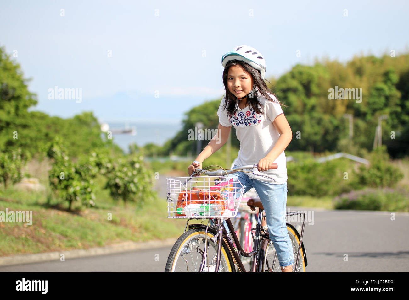 Children cycling hi-res stock photography and images - Alamy