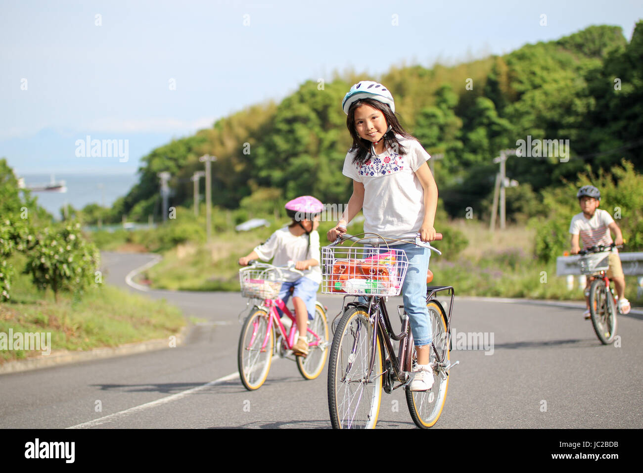 Children cycling hi-res stock photography and images - Alamy