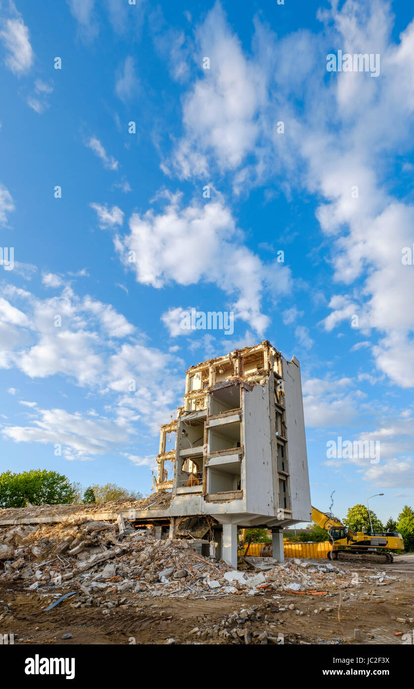 Demolished building industry hi-res stock photography and images - Alamy