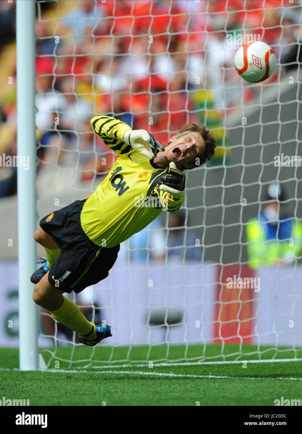 EDWIN VAN DER SAR MANCHESTER UNITED FC WEMBLEY LONDON ENGLAND 08 August ...