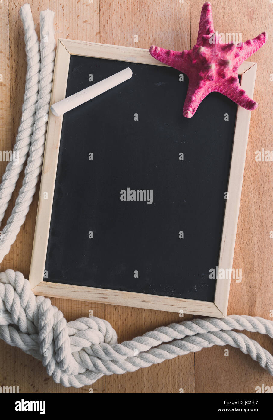 Vertical blackboard decorated by ropes and red starfish Stock Photo - Alamy