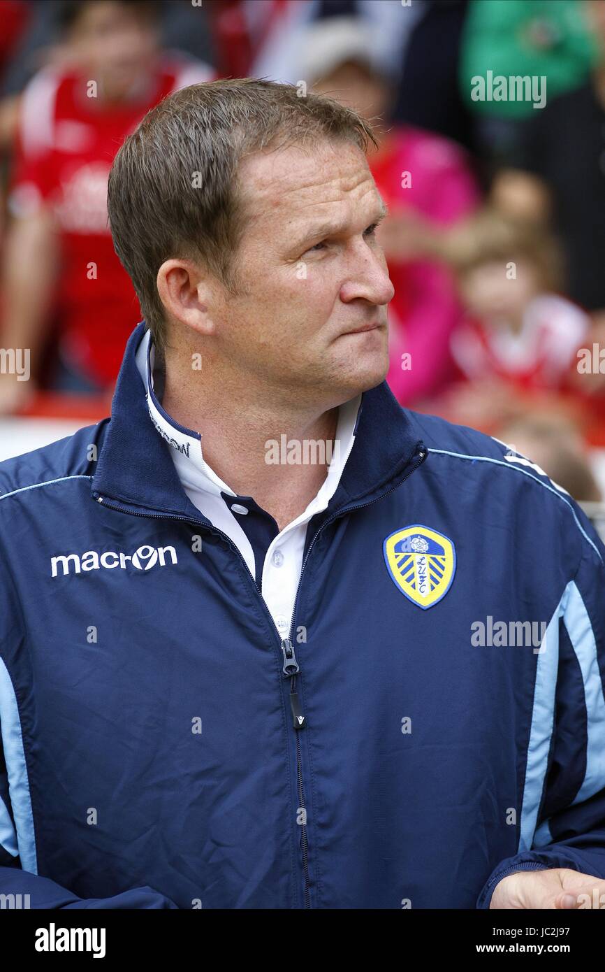 SIMON GRAYSON LEEDS UNITED MANAGER LEEDS UNITED MANAGER CITY GROUND ...