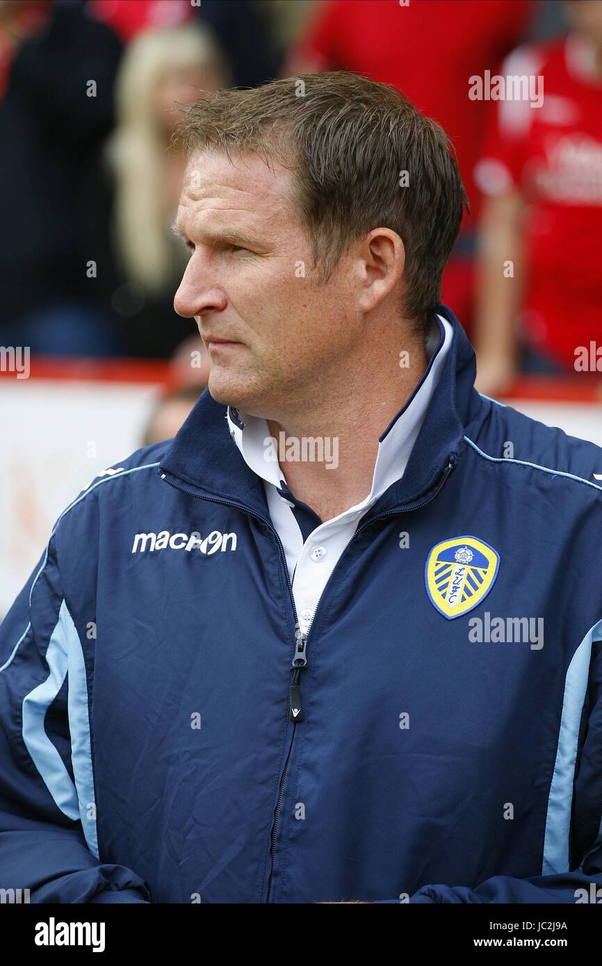 SIMON GRAYSON LEEDS UNITED MANAGER LEEDS UNITED MANAGER CITY GROUND ...
