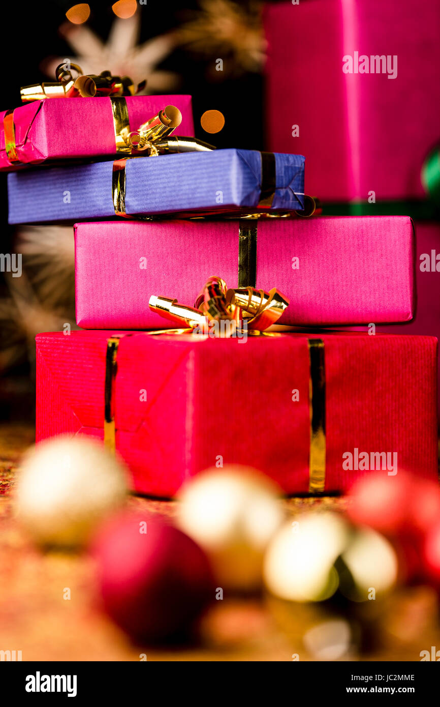Wrapped gifts piled up hi-res stock photography and images - Alamy