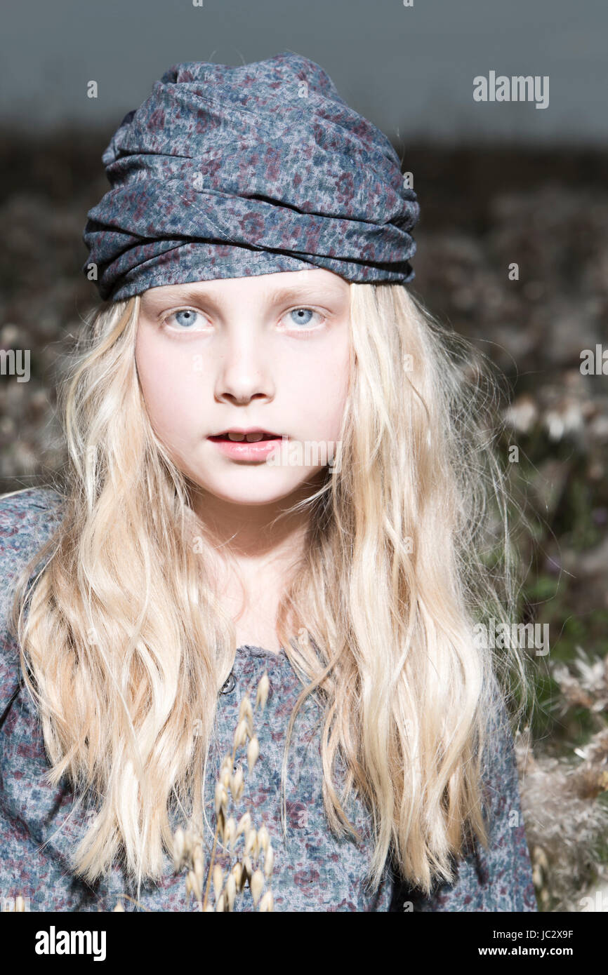 Mädchen im feld hi-res stock photography and images - Alamy