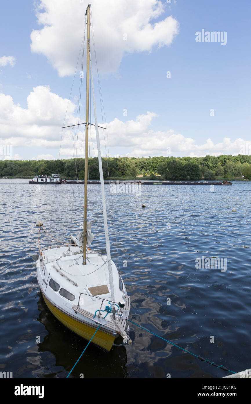 Kleines Segelboot im Hafen an der Havel Stock Photo - Alamy