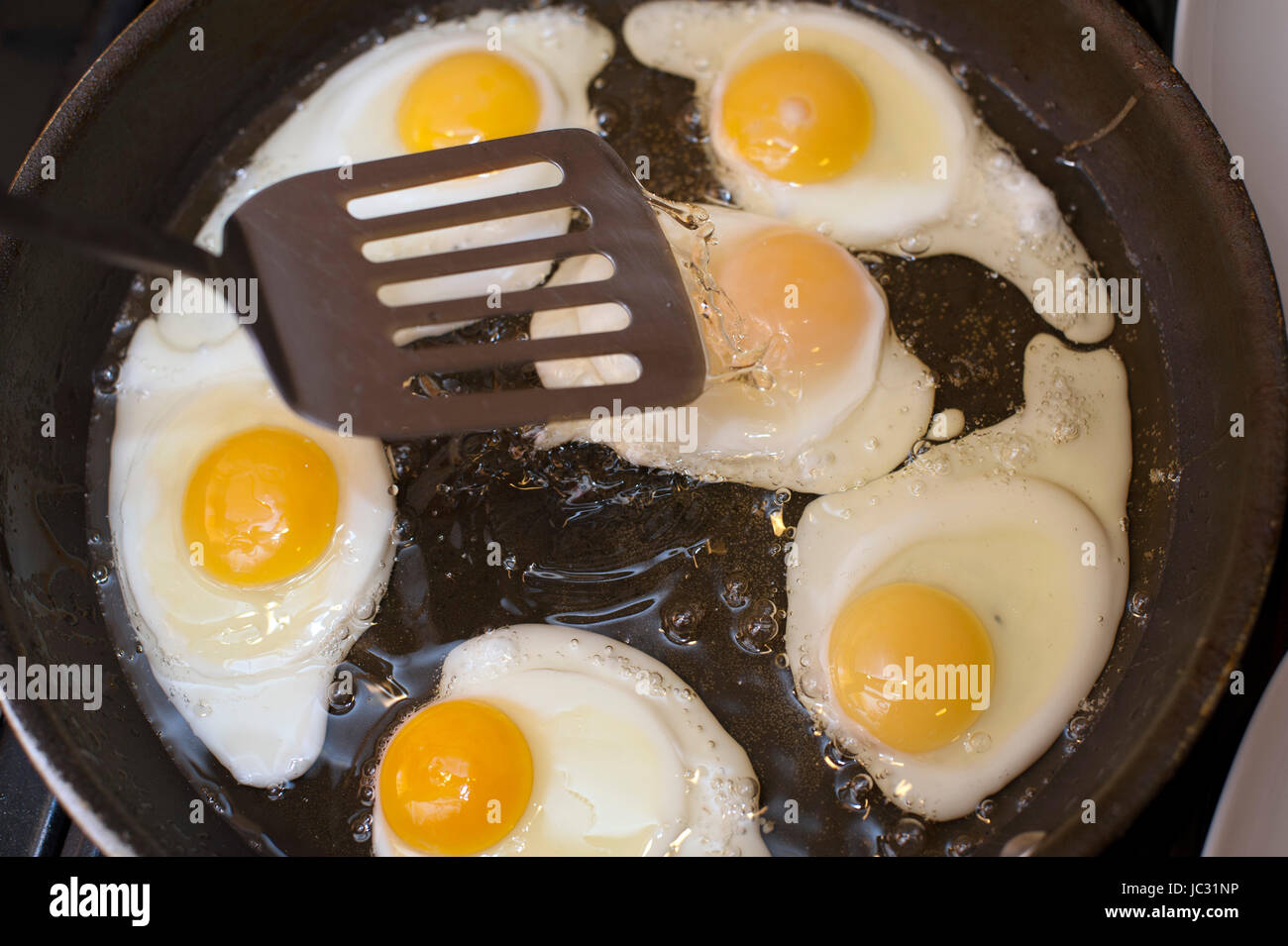 Fried eggs sizzling hi-res stock photography and images - Alamy